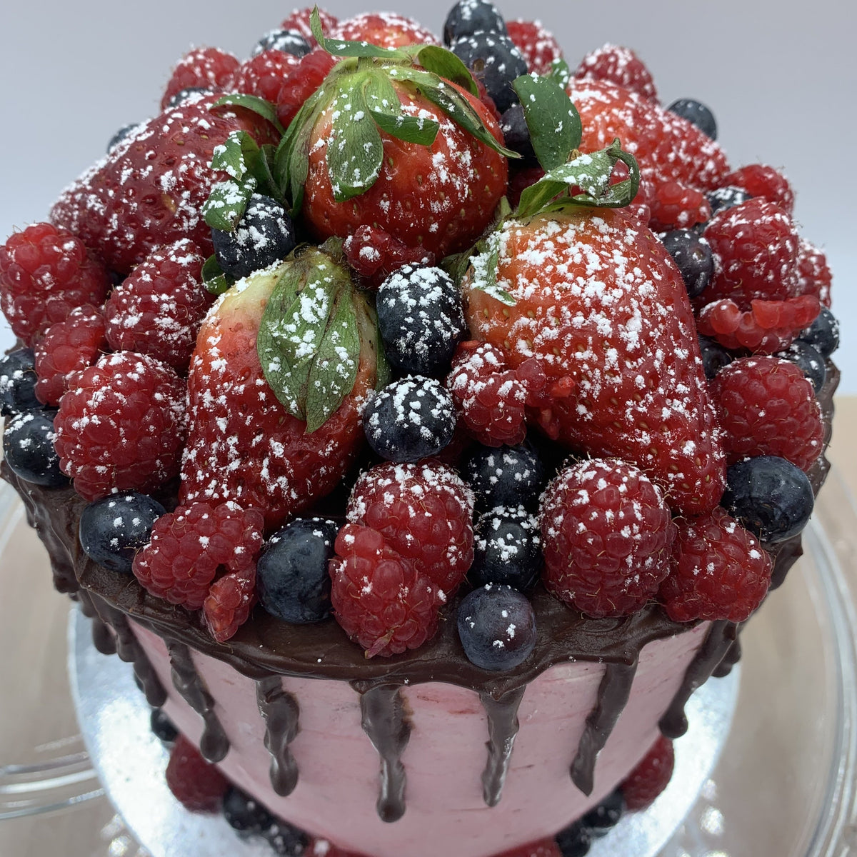 Pastel Red Velvet con frutos rojos (Sin lactosa) – Nurita Cakery